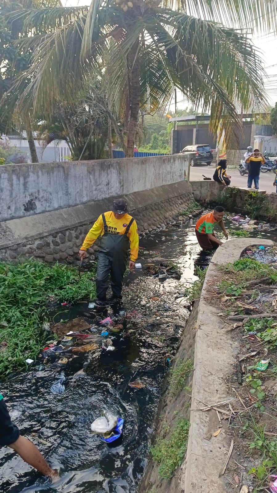 DLH Jember Kembali Lakukan Aksi Bersih Sampah di Sungai Kawasan Kota | Radio Prosalina FM 101.3 ...